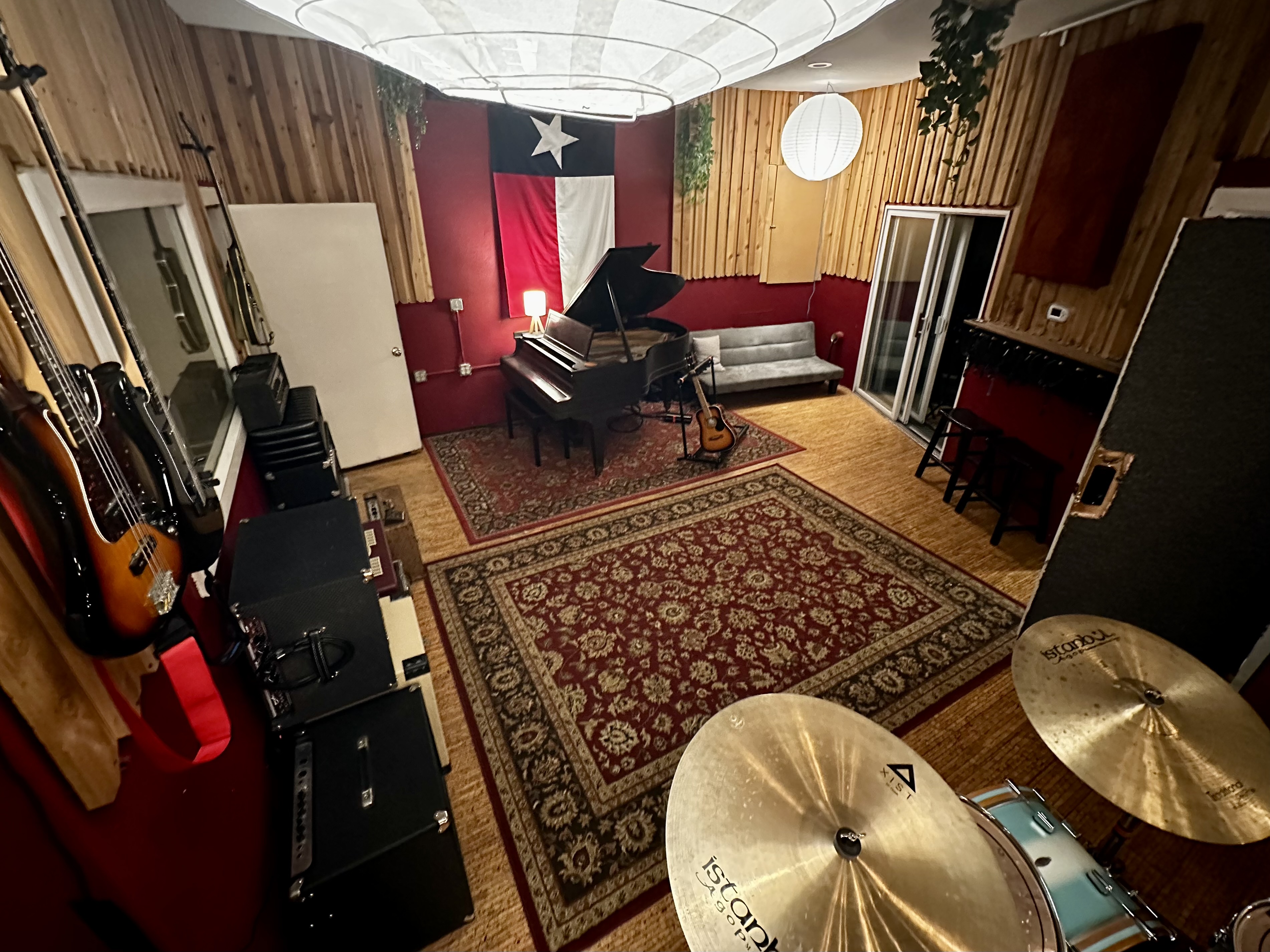 Austin Photoshoot & Filming Locations For Rent [$25/hr] - AVVAY